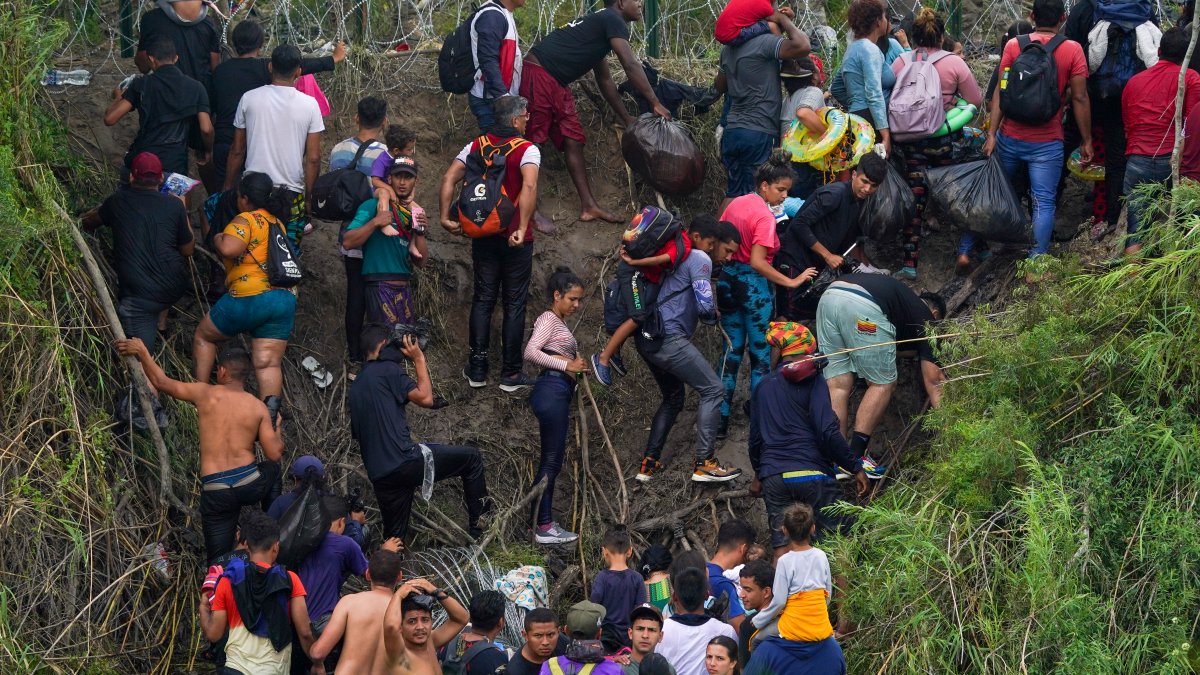 Migrants Rush Across US Border as Title 42 Expires – NBC Chicago