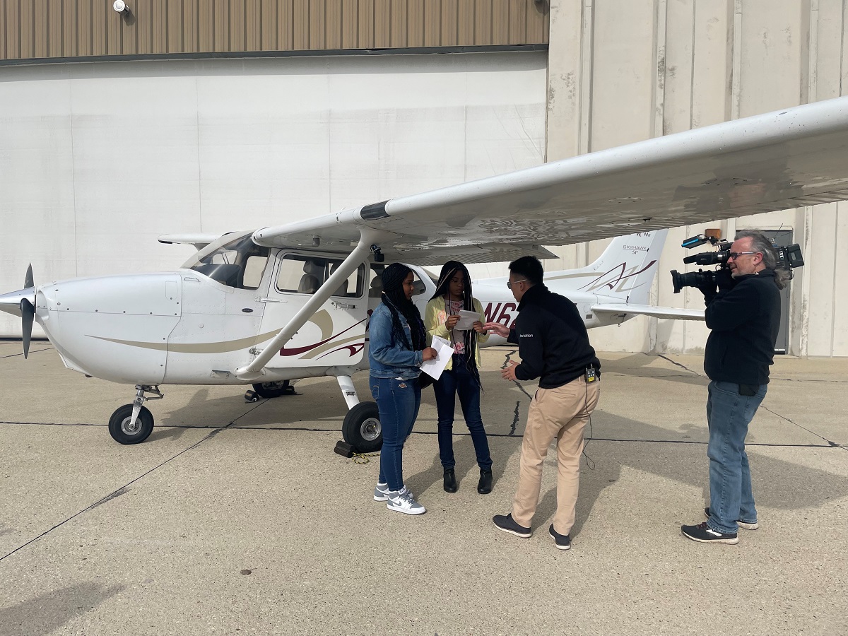 13-Year-Old Dreams of Becoming a Pilot, Chicago-Area Flight School ...