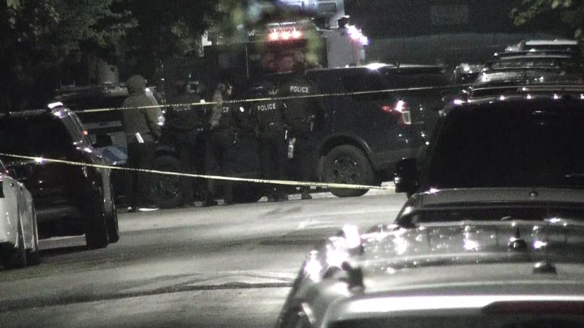 Hours Long Swat Incident On Chicagos South Side Related To Killing Of