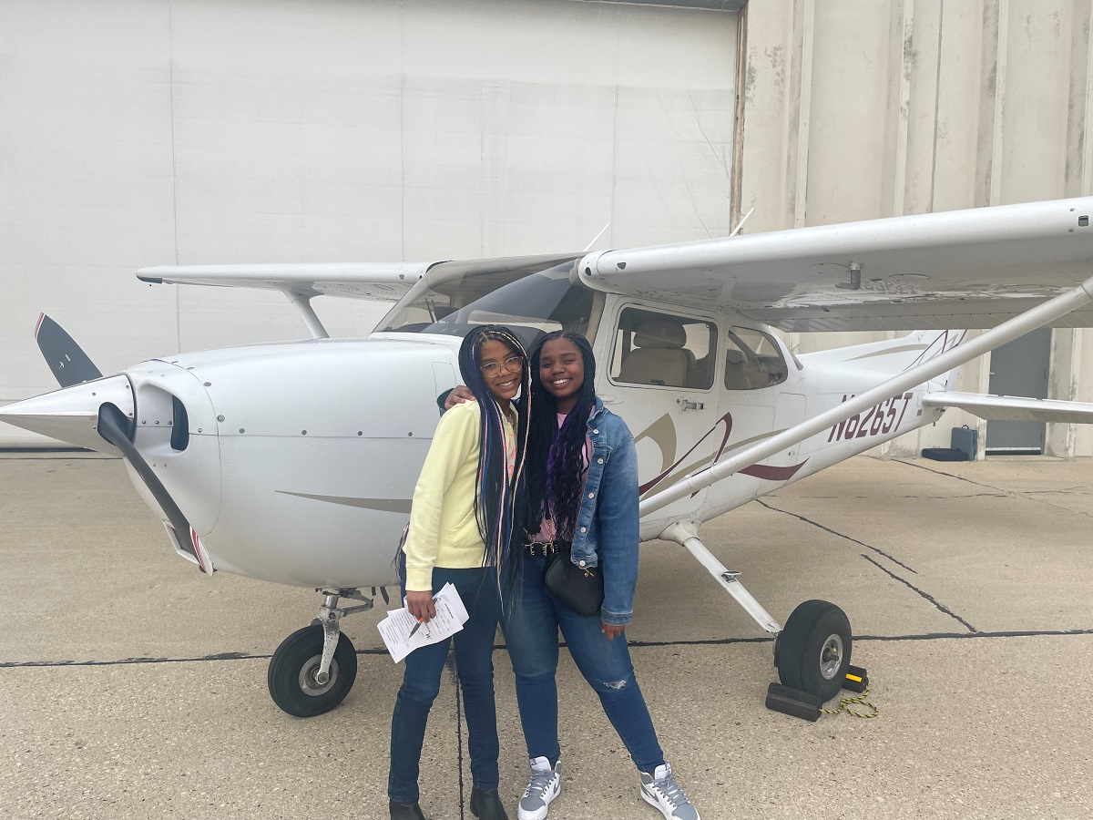 13-Year-Old Dreams of Becoming a Pilot, Chicago-Area Flight School ...