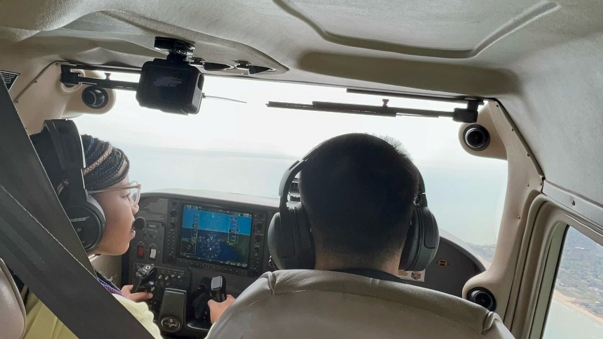 13-Year-Old Dreams of Becoming a Pilot, Chicago-Area Flight School ...
