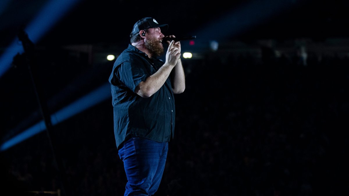 Bears Attend Chicago Luke Combs Concert at Soldier Field – NBC Chicago