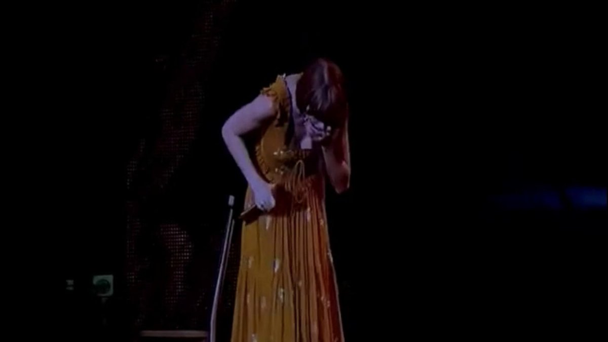 Video Shows Taylor Swifts Hilarious Reaction After Swallowing Bug
