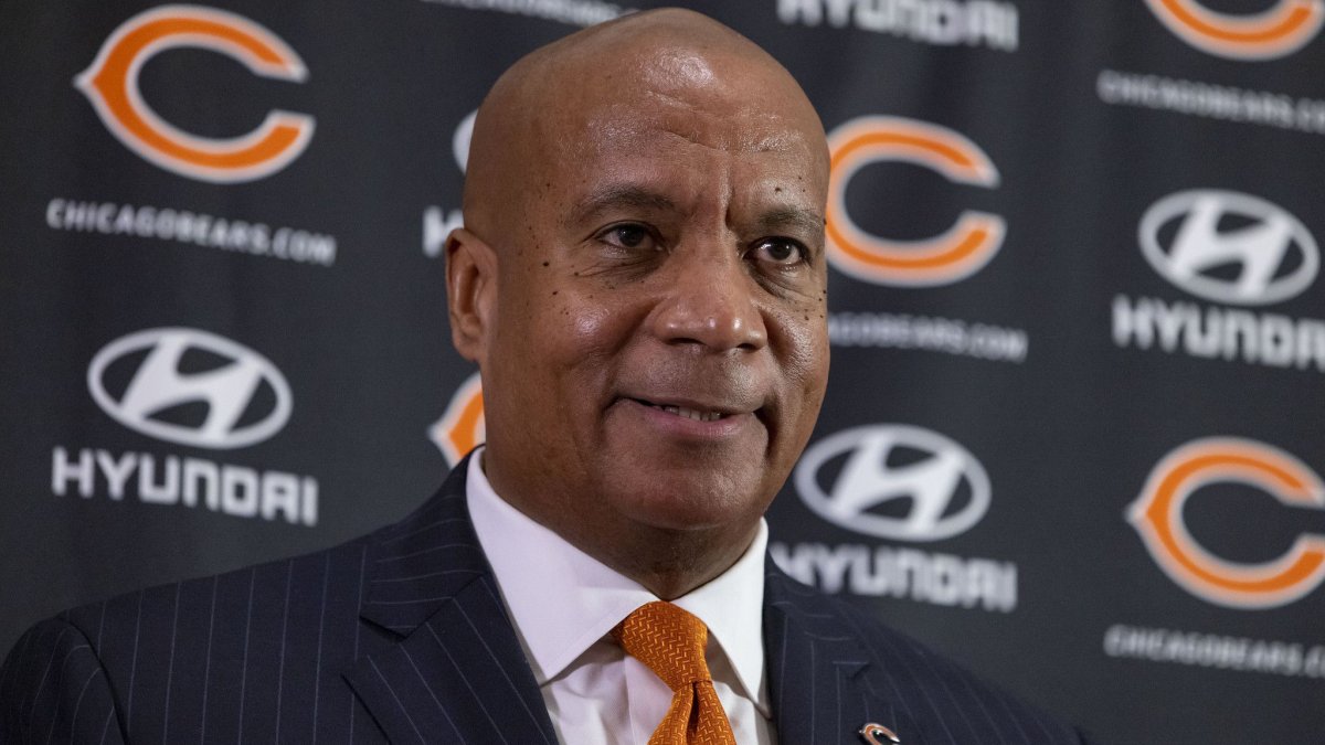 WATCH: Kevin Warren gives Bears tickets to window washer on the job ...