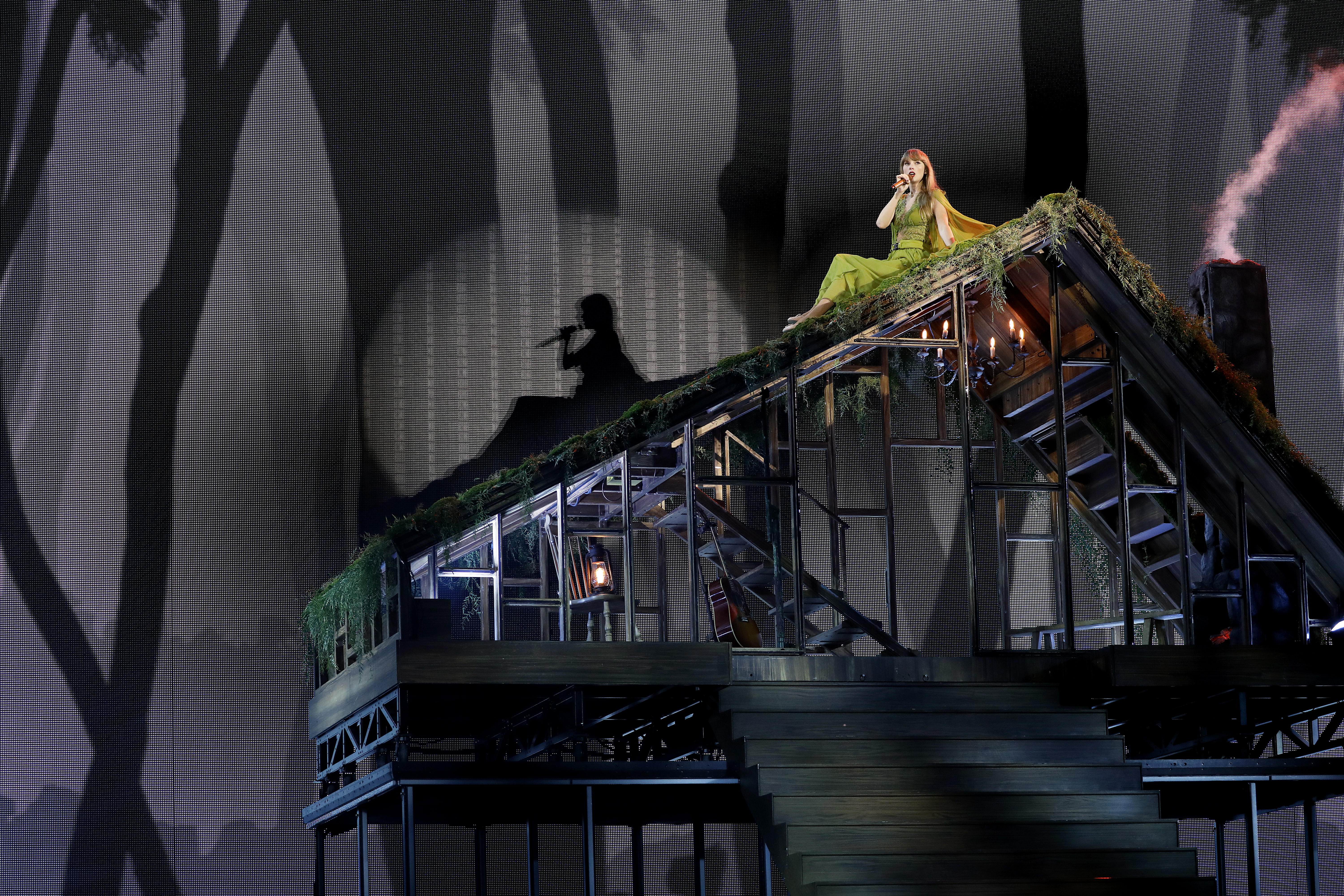 Images From Taylor Swift’s Friday Show at Soldier Field – NBC Chicago