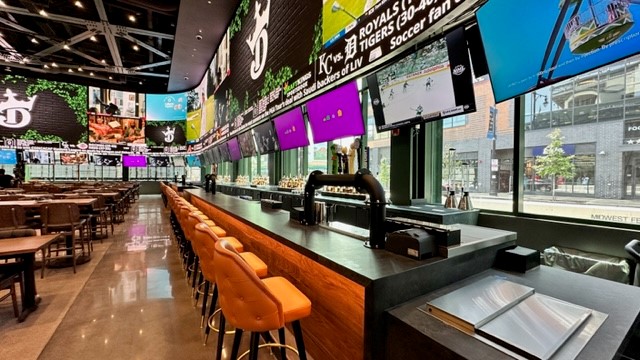 DraftKings unveils new sportsbook at Wrigley Field. See inside – NBC ...
