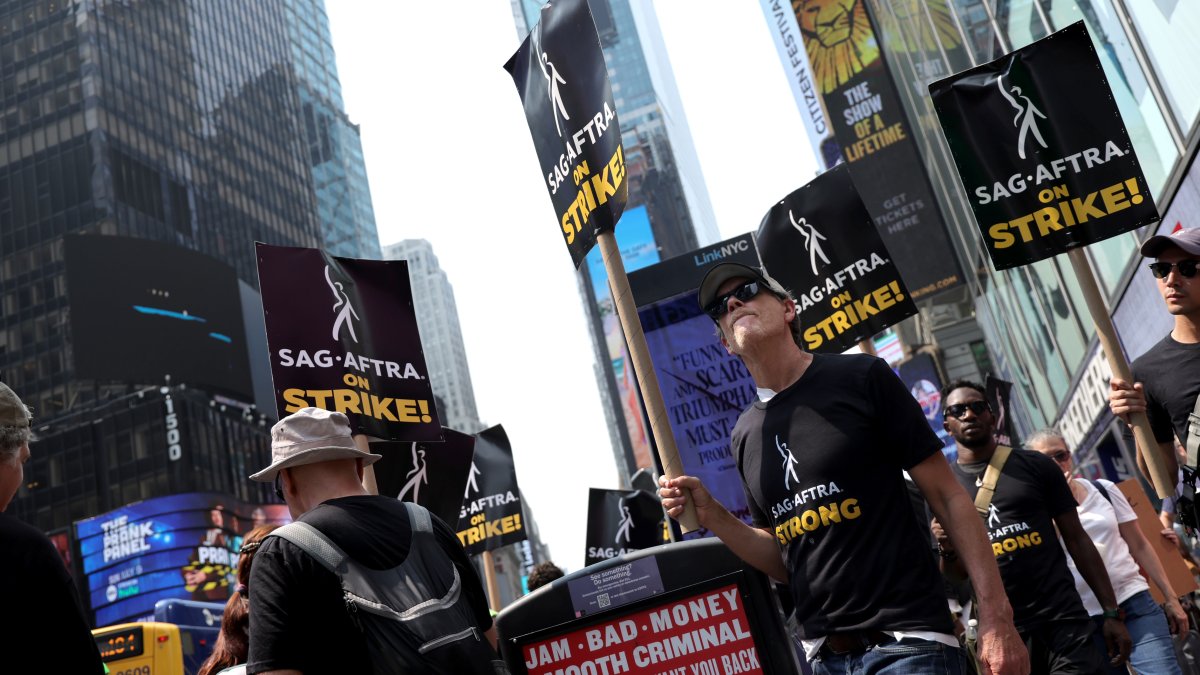 Broadway union averts strikes, reaches tentative deal – NBC Chicago