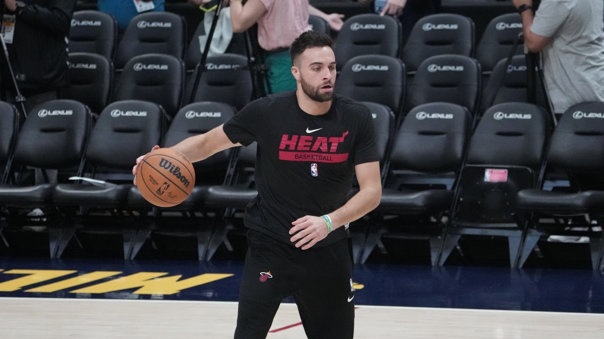 Liam Hendriks jersey swaps with Chicago native Max Strus – NBC Chicago