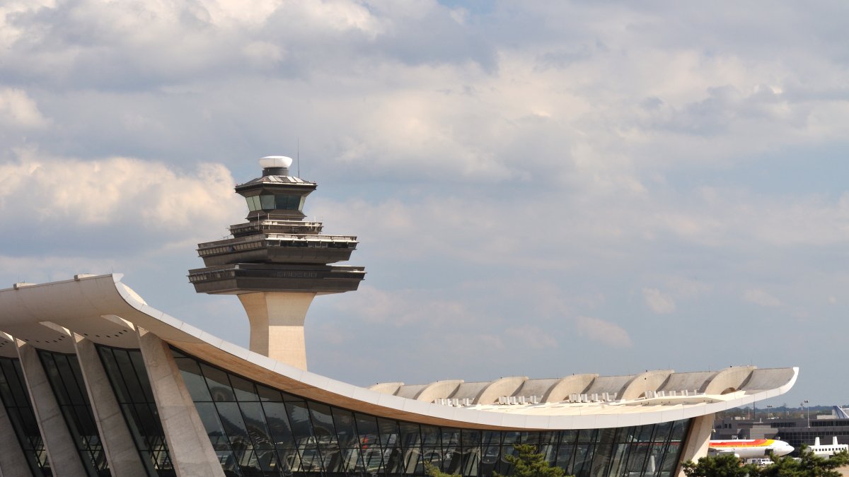 United flight makes emergency landing after passenger tries to open ...