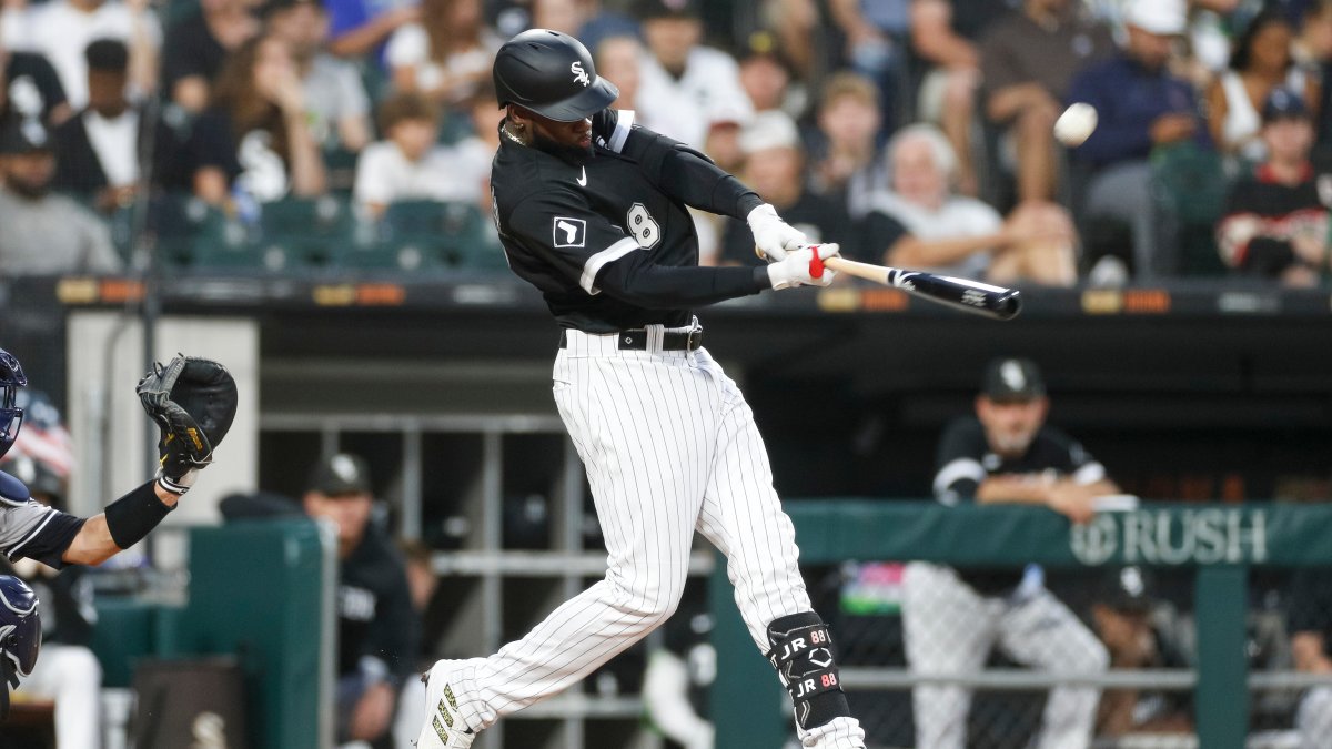 White Sox’ Luis Robert Jr. coldly silences Cubs fans with the ‘shush ...