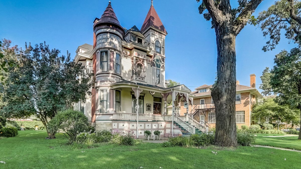 Historic Elgin mansion hits market for just 2nd time in a century. See ...