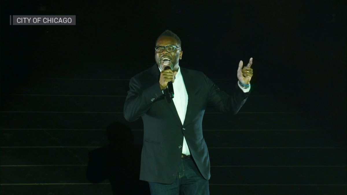 WATCH: Chicago Mayor Brandon Johnson introduces Billie Eilish to ...