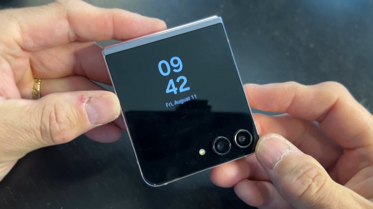 Tech Trends: A close-up look at the Samsung Galaxy Flip 5 – NBC Chicago