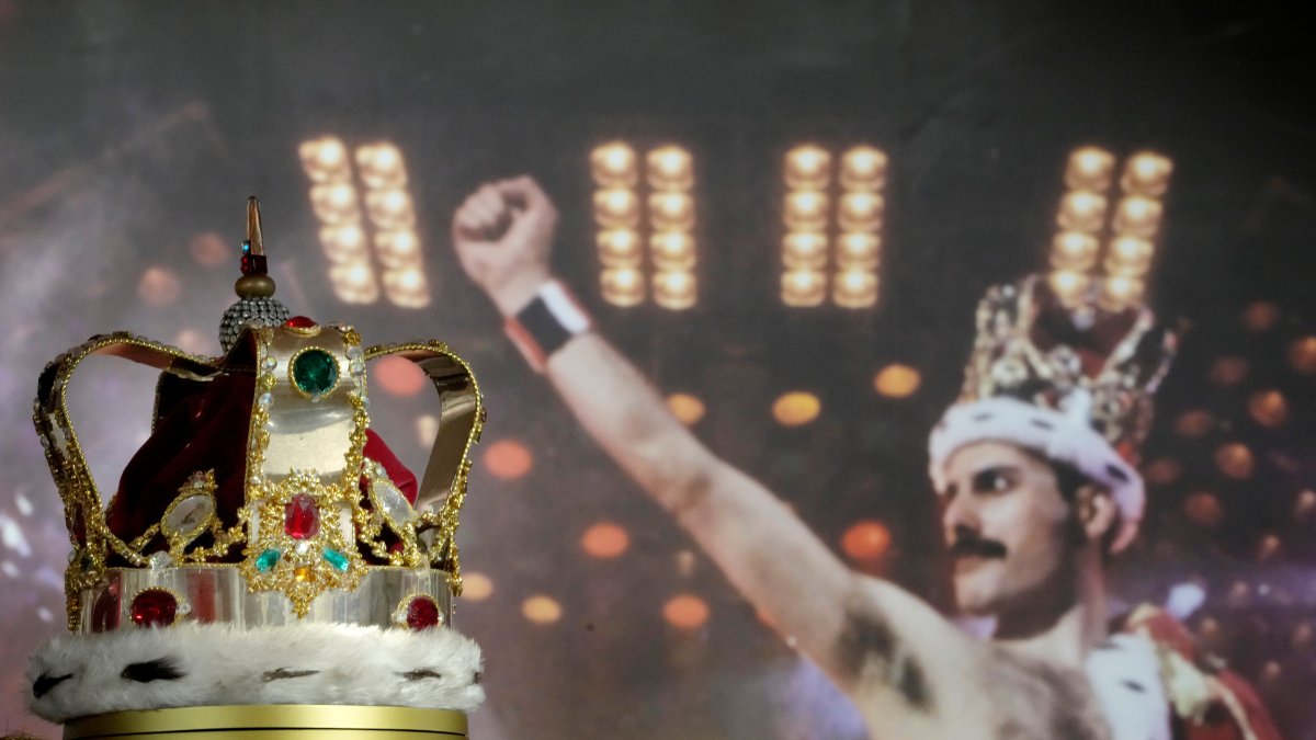 Freddie Mercurys Piano Sells For Over 2 Million In Record Setting Memorabilia Auction