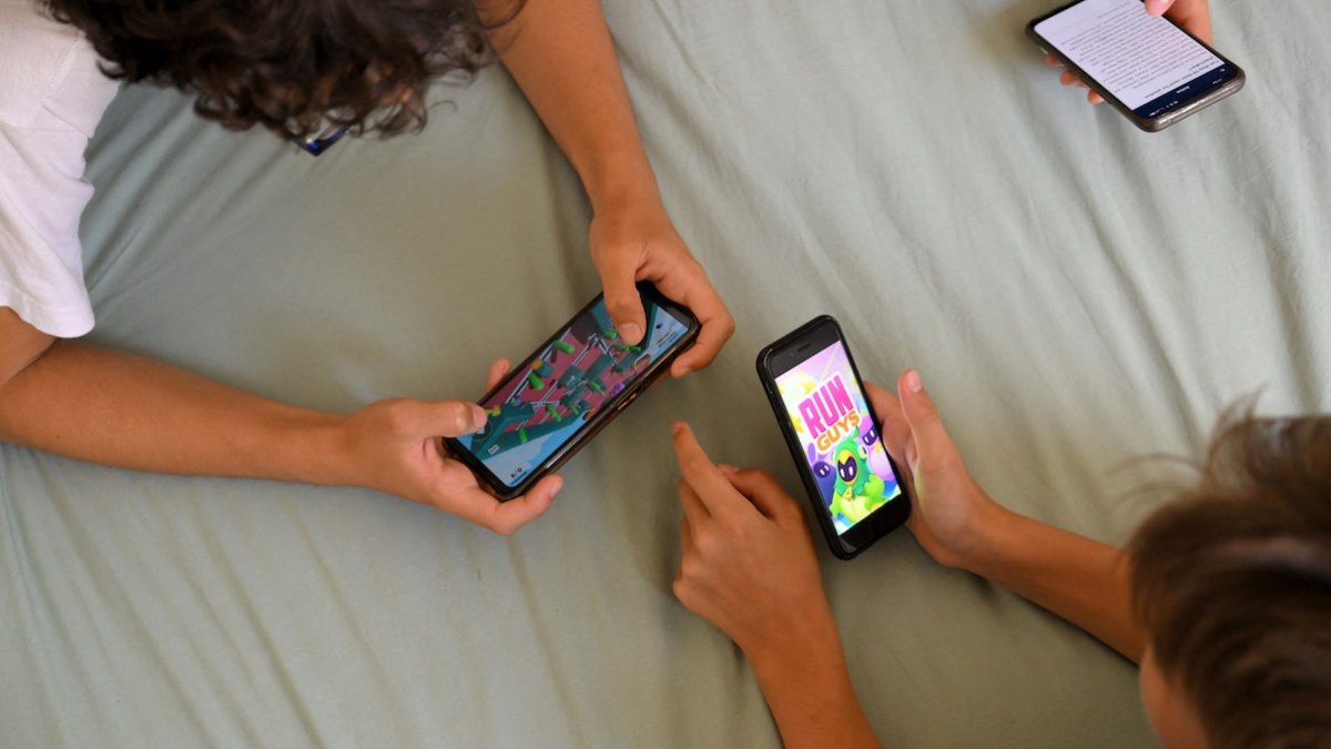 How to help your teen control phone use – NBC Chicago