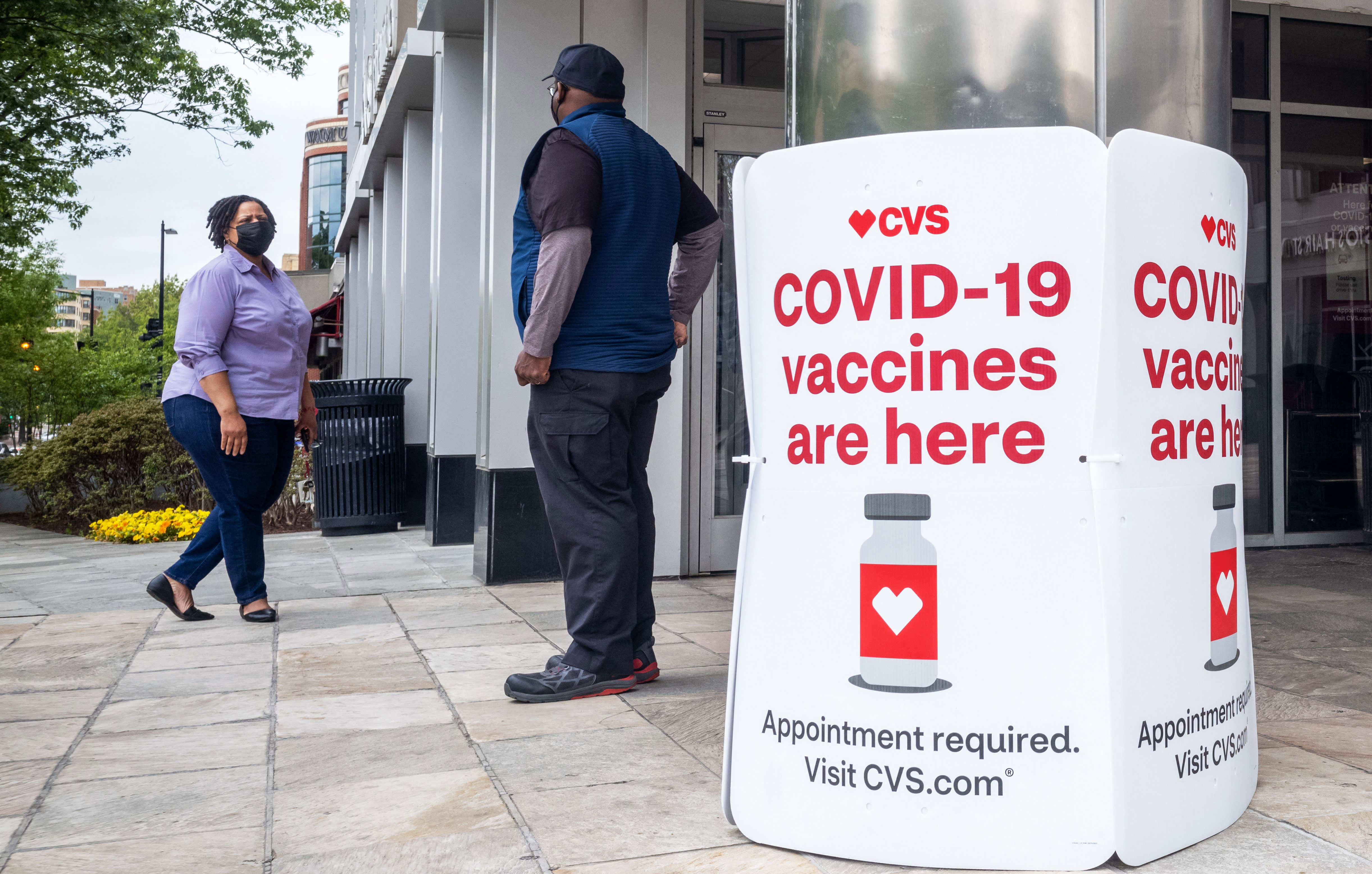 Pharmacy staff from Walgreens, CVS say they're at a breaking point ...