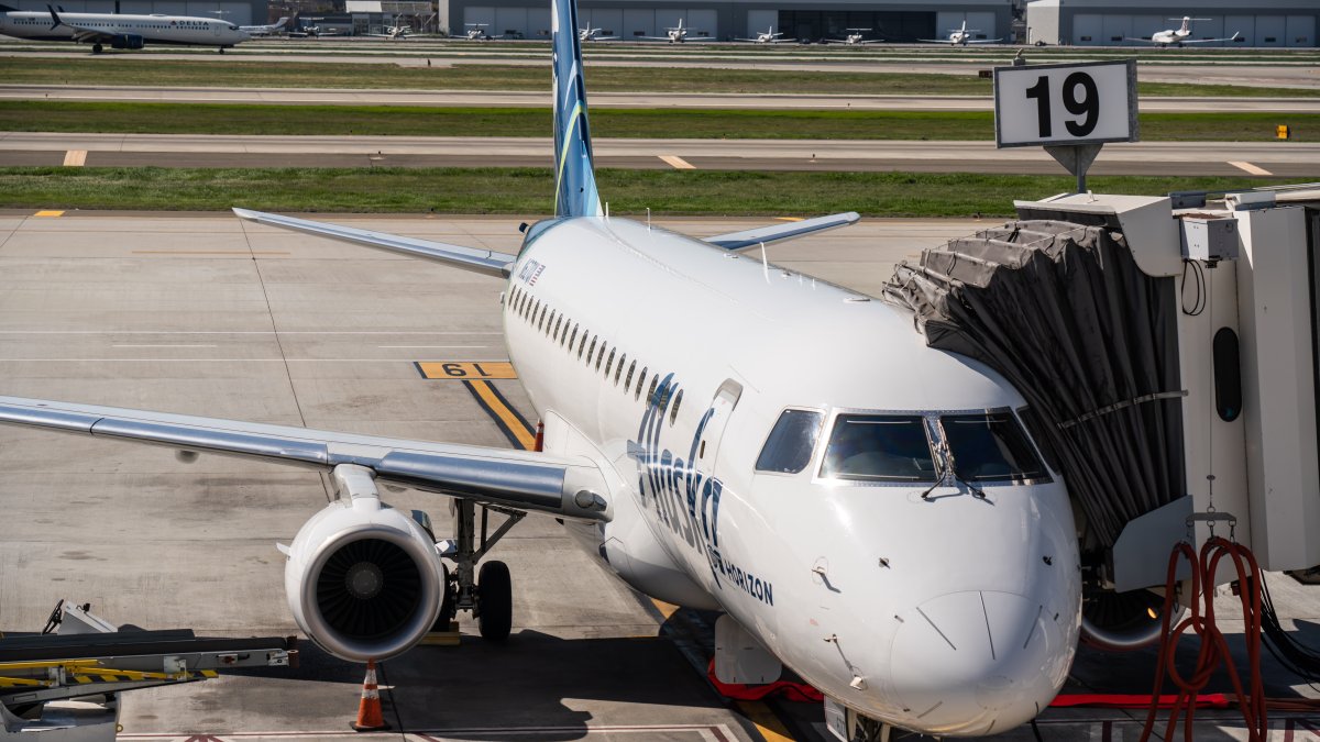 Off-duty pilot allegedly tried to shut down engines on Horizon Air flight – NBC Chicago