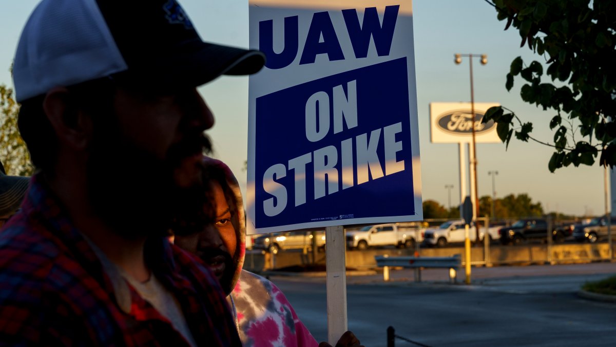 UAW reaches deal with Ford, a breakthrough toward ending strikes ...