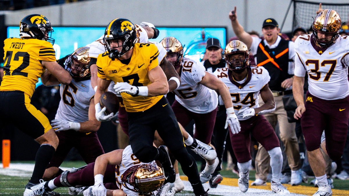 Iowa’s go-ahead punt-return TD controversially waved off – NBC Chicago