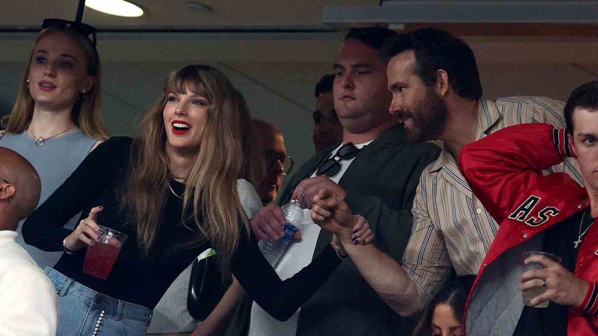 Taylor Swift Attends Chiefs-Jets With Group Of A-list Celebrities ...
