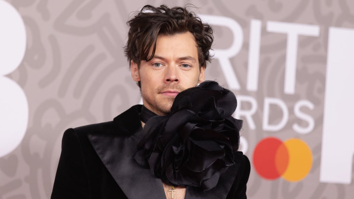 Harry Styles debuts shaved head during U2 concert in Vegas – NBC Chicago