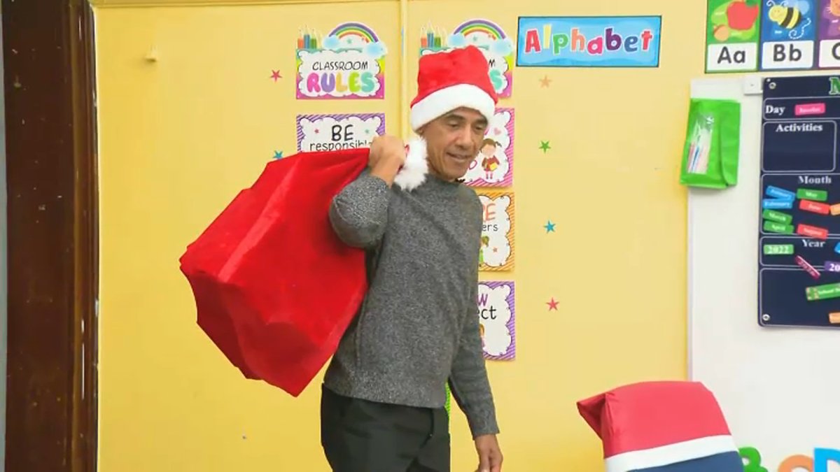 Watch: Barack Obama in santa hat makes surprise visit to Chicago school ...
