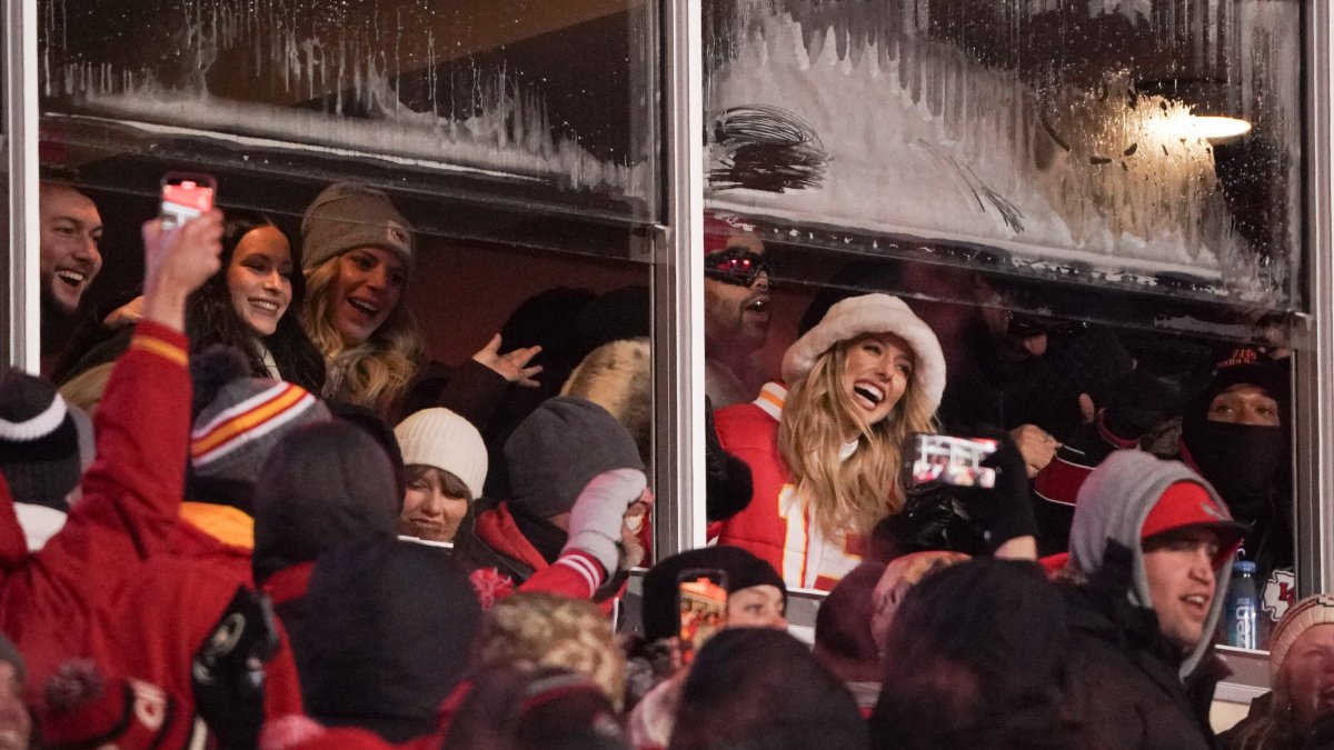 Taylor Swift hits ‘swag surf’ with Chiefs fans as Dolphins lose – NBC ...