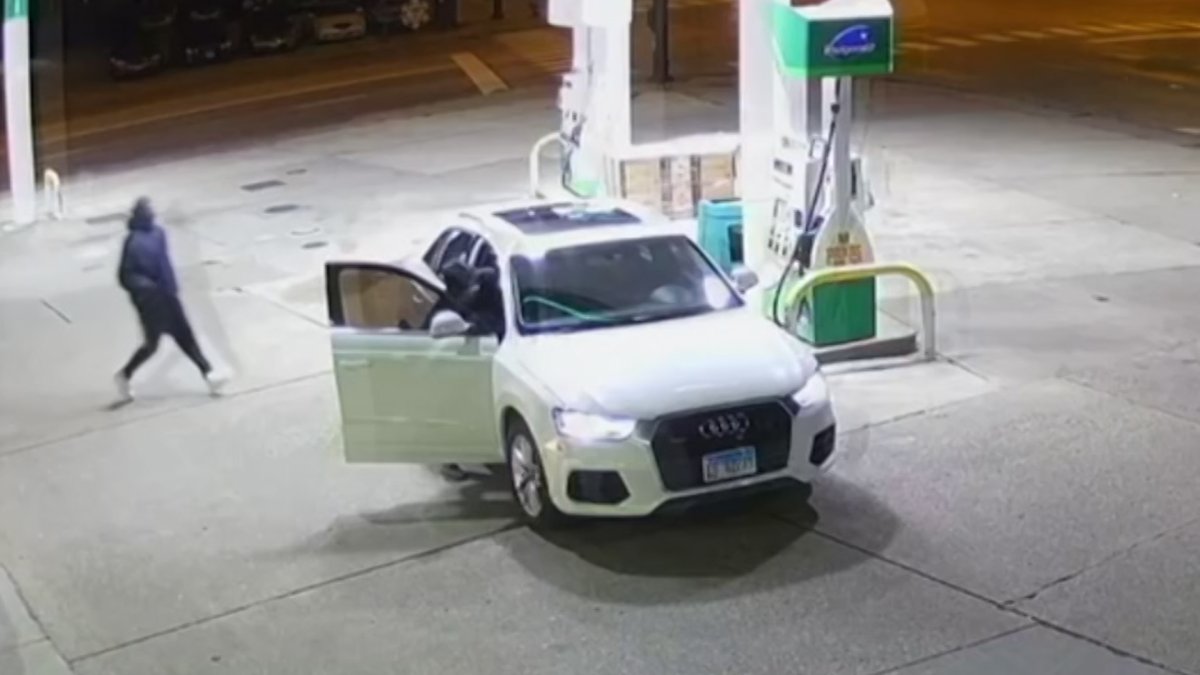 Surveillance video shows carjacking at gas station in Chicago’s North ...