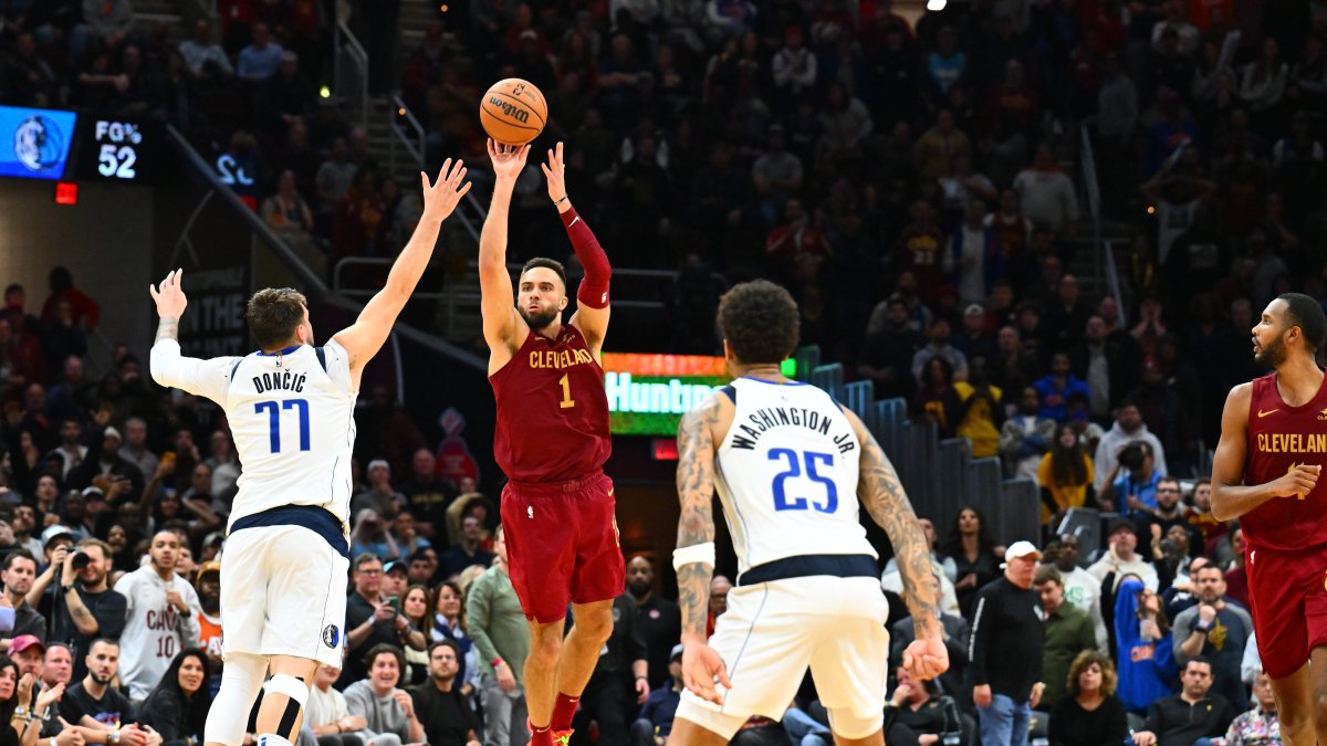 NBA world in awe of Max Strus’ half-court game-winner in Cavs-Mavs – NBC Chicago
