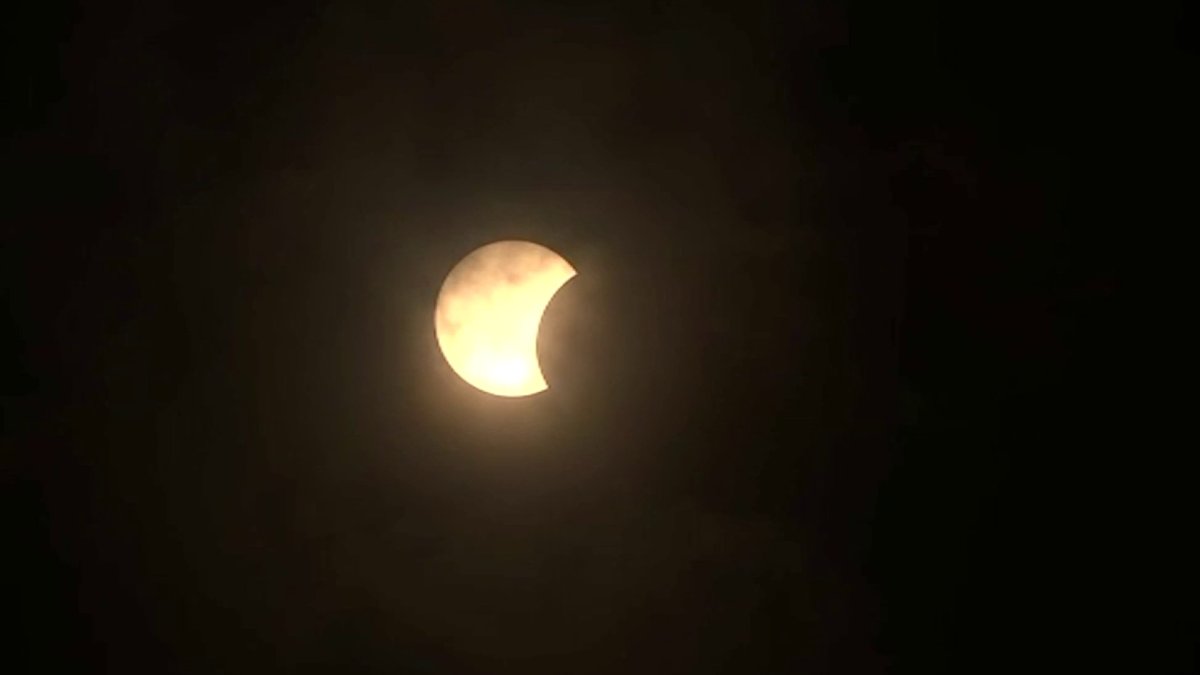 Here is how the total eclipse looked like in Indianapolis, Chicago and ...