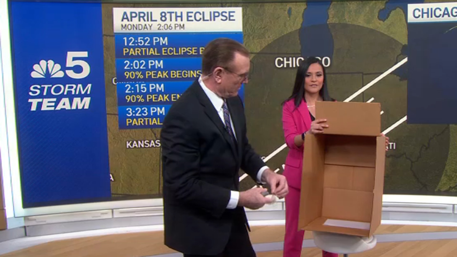 How to make a solar eclipse pinhole viewer box – NBC Chicago