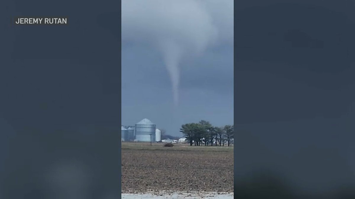 Watch: Funnel cloud forms as tornado touchdowns reported in Kankakee ...