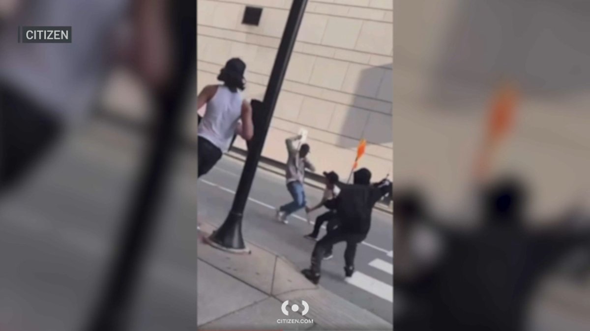 Knife fight captured on camera near Magnificent Mile in downtown ...