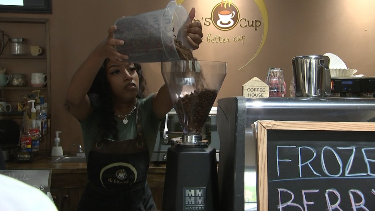 Teen entrepreneur operates incredible Chicago coffee shop – NBC Chicago