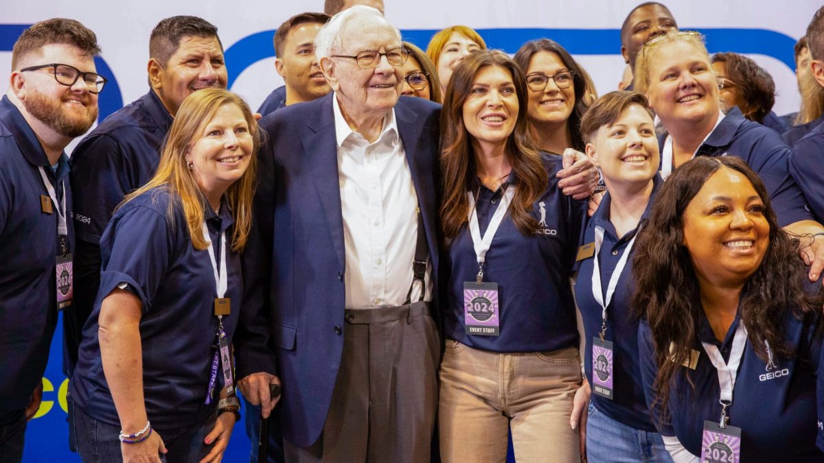 Warren Buffett leads Berkshire Hathaway to new heights at age 94 – NBC ...