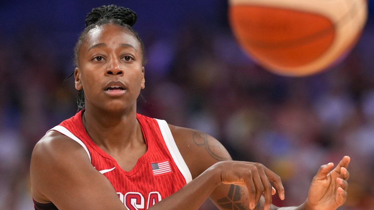 HIGHLIGHTS: Jewell Loyd helps U.S. women’s basketball advance to Paris ...