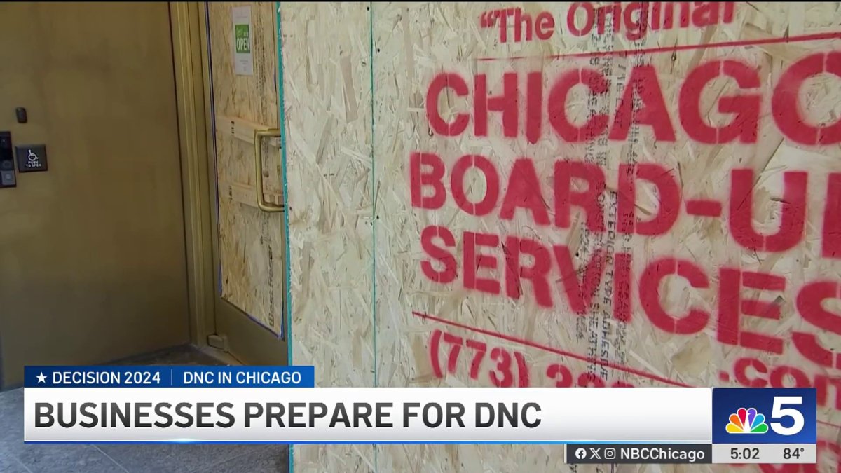 Downtown Chicago businesses board up amid worries of unrest during DNC ...