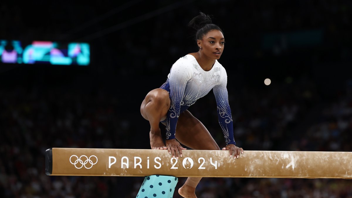 Simone Biles, Suni Lee suffer shocking falls in beam final at Olympics ...