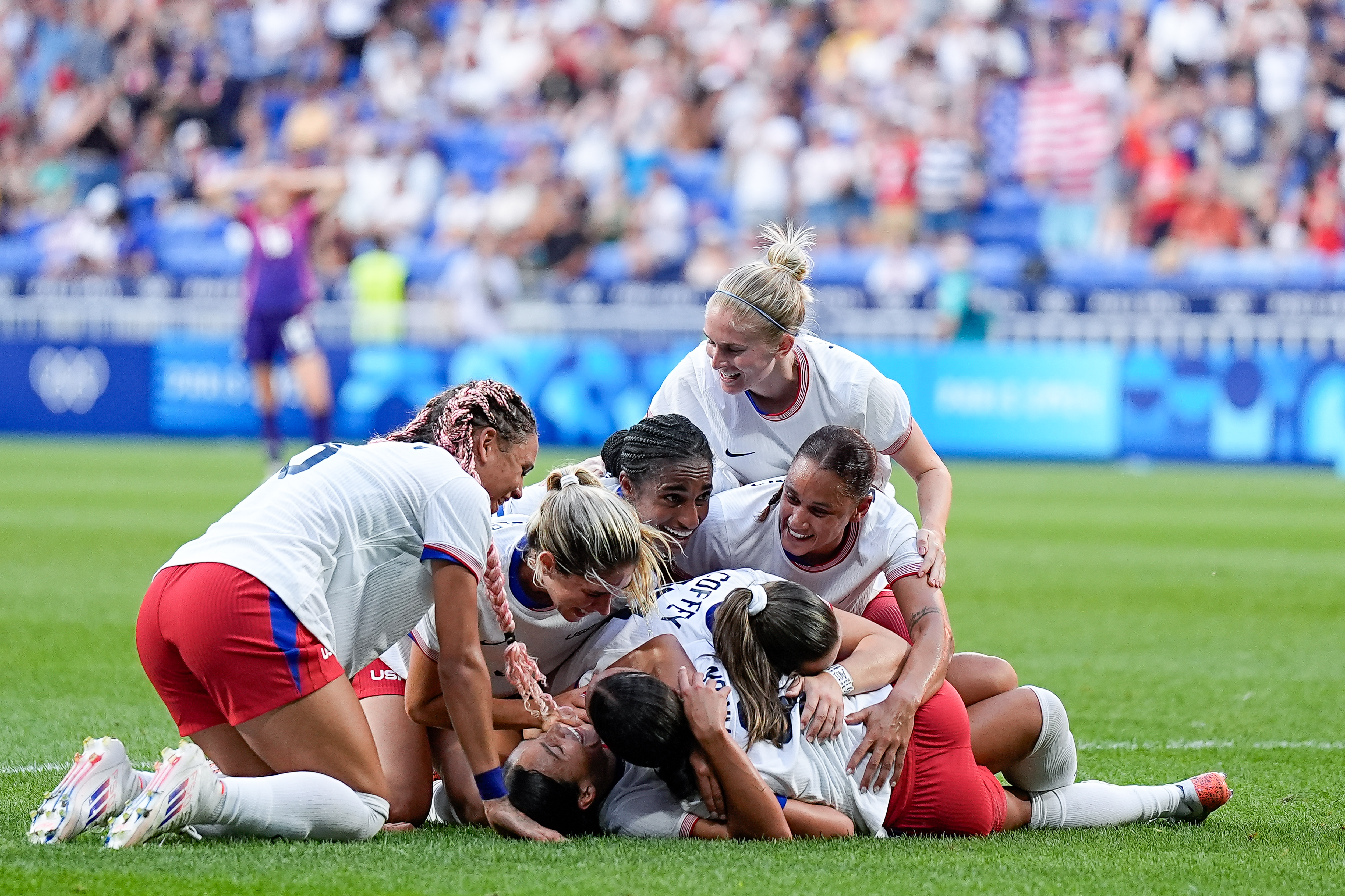 USWNT’s Mallory Swanson notches key assist in semifinal – NBC Chicago
