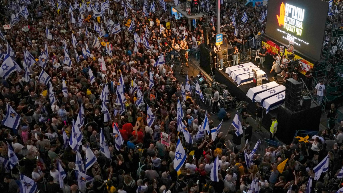 Israelis erupt in protest after hostages found dead in Gaza – NBC Chicago