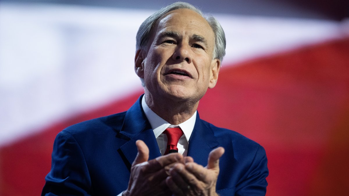 Greg Abbott attacks Harris for busing migrants, then brags about his ...