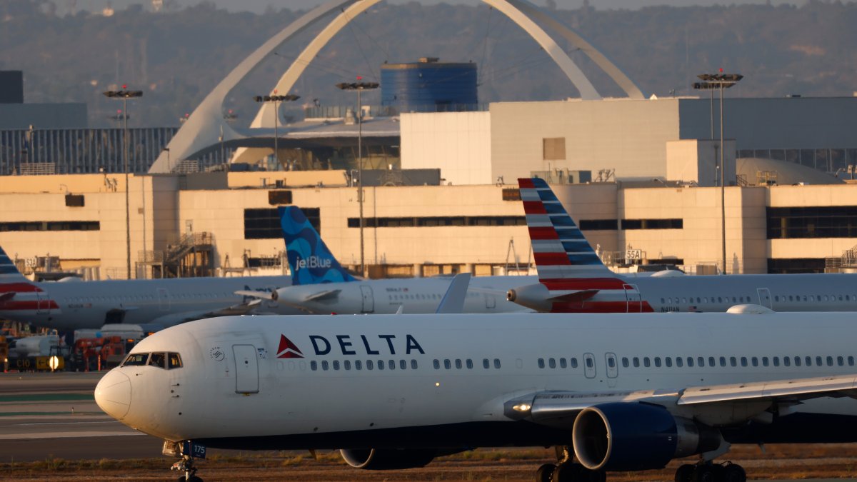 Delta plane clips another aircraft and appears to knock its tail off at ...