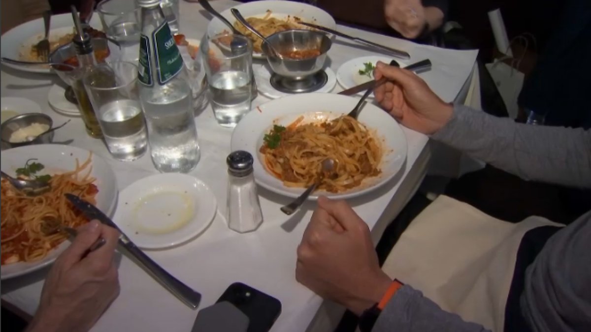 Chicago marathon runners pack up on carbs ahead of race day – NBC Chicago