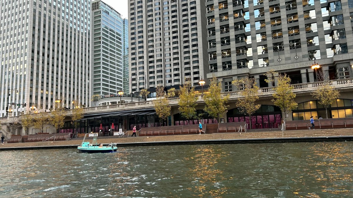 Chicago Electric Boat Company launches hot tubs on Chicago River for ...