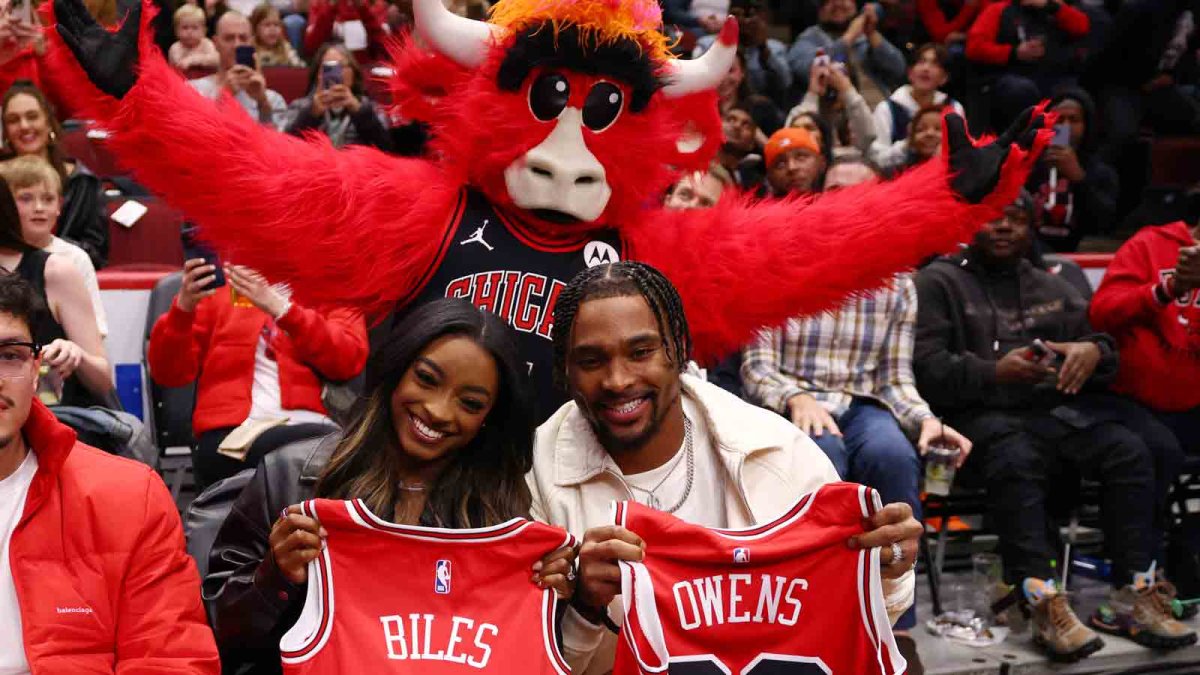Simone Biles, Jonathan Owens attend Chicago Bulls game – NBC Chicago