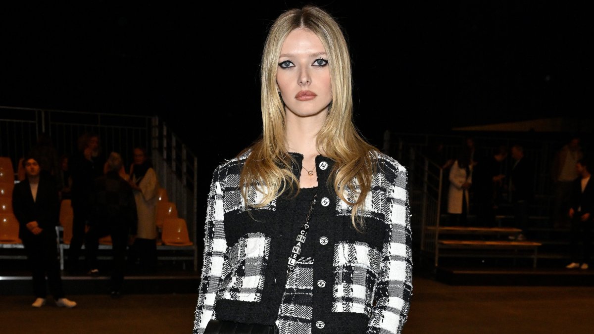 See Gwyneth Paltrows Daughter Apple Martin Wow In Paris Debutante Debut Nbc Chicago