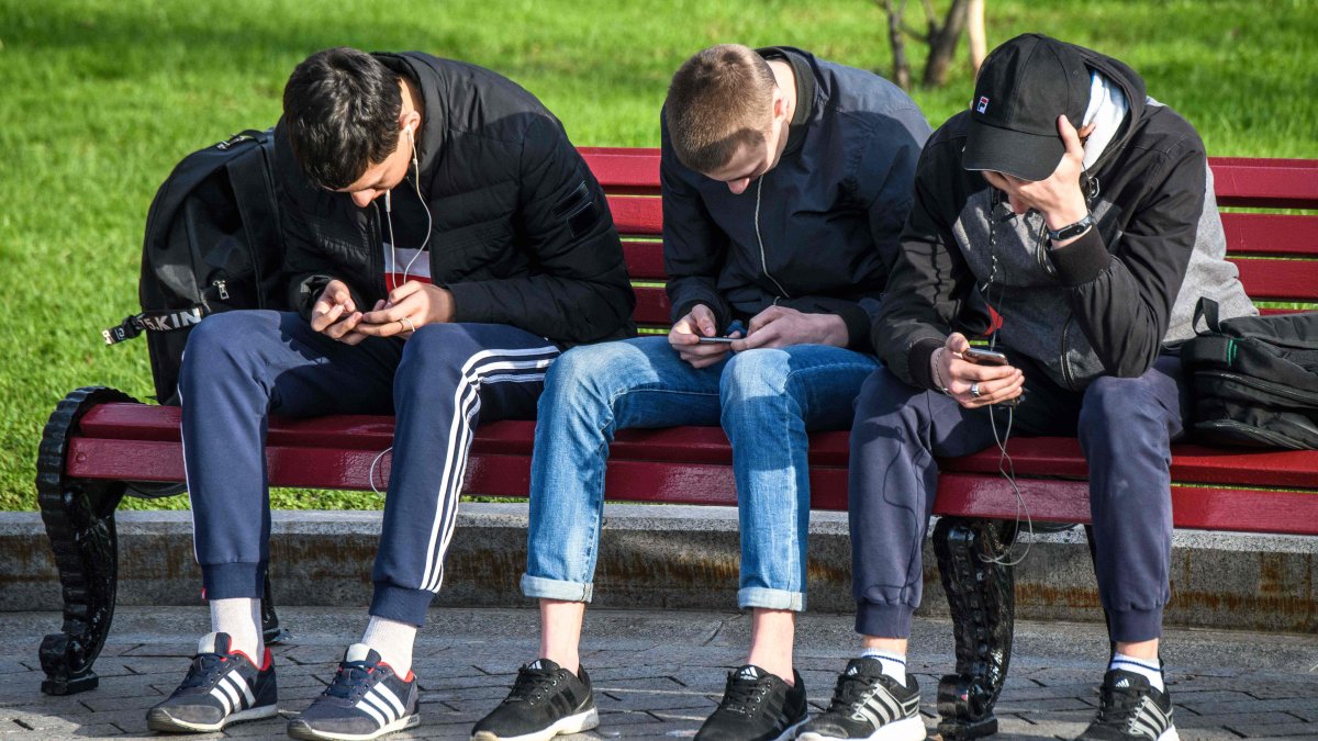 Nearly half of US teens are online ‘constantly,’ Pew report finds – NBC ...