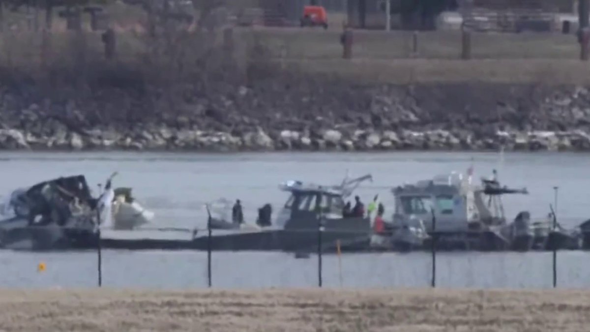 Live updates: Black boxes found from DC plane crash – NBC Chicago