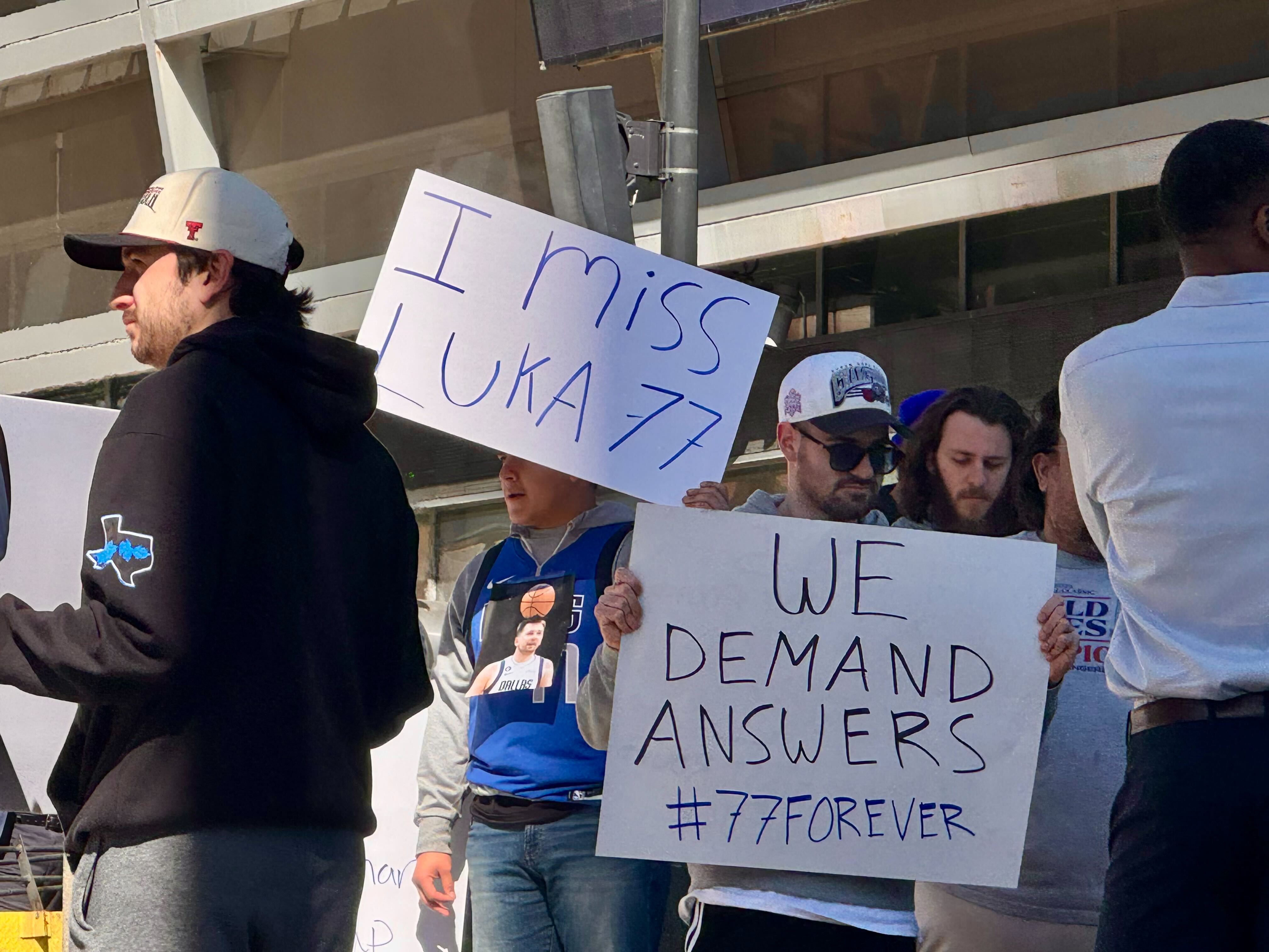 Mavs fans hold memorial outside AAC after Luka Doncic trade – NBC Chicago