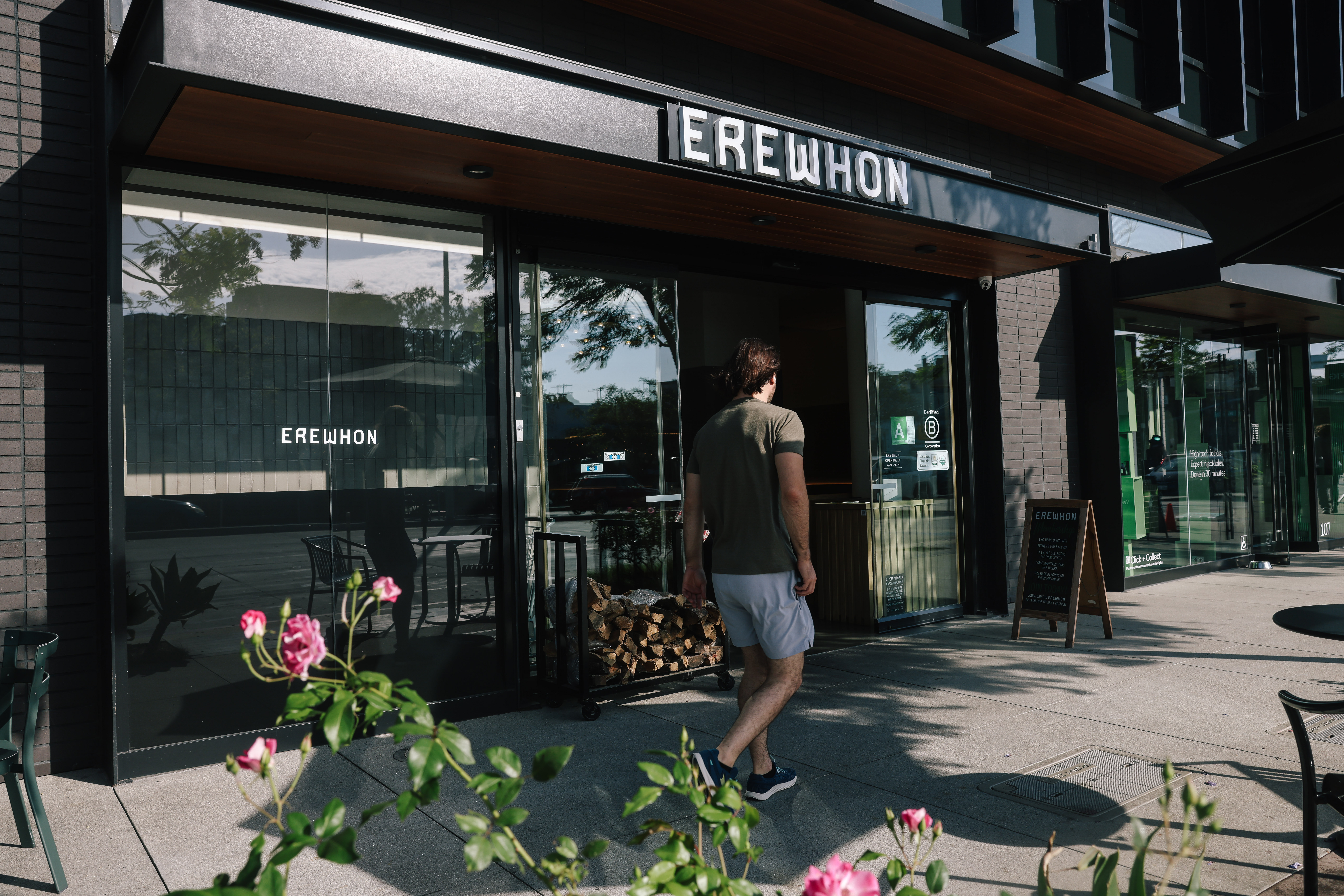 Erewhon is selling a single strawberry for $19 – NBC Chicago